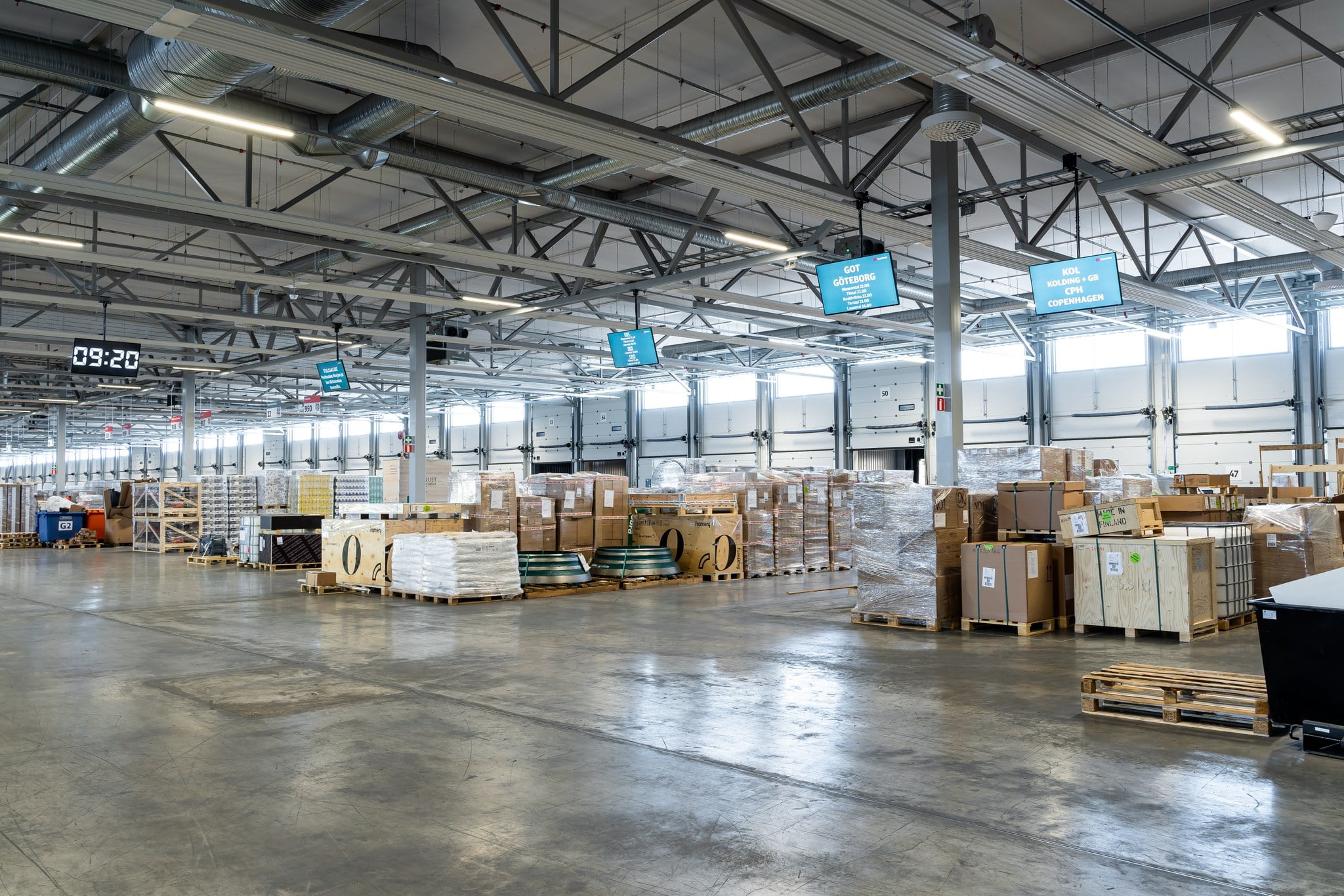 Versatile digital signage services – FirstView